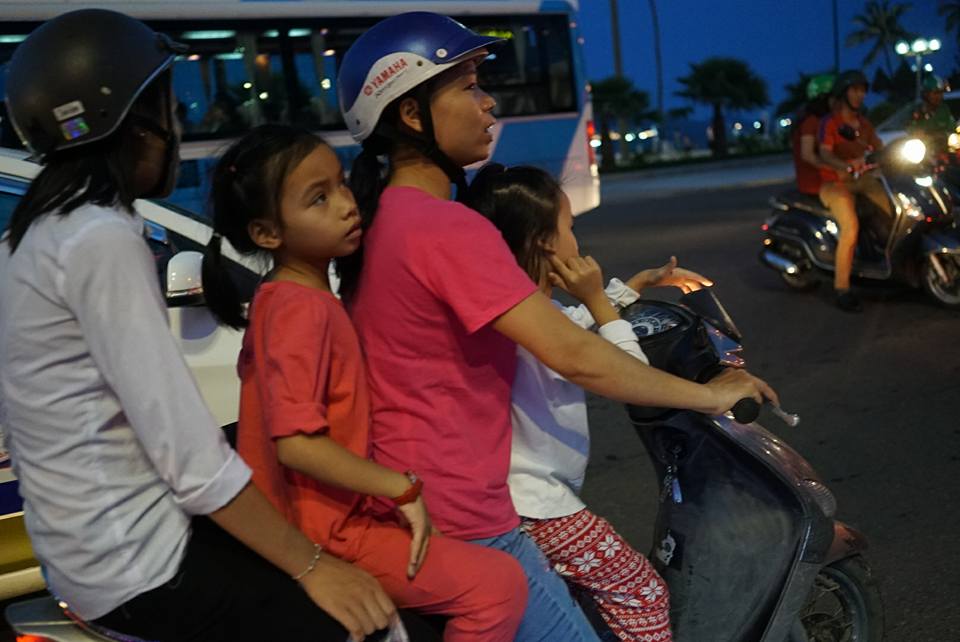 the smell of rats, mice roasting – Nguyễn Thị Phương Trâm